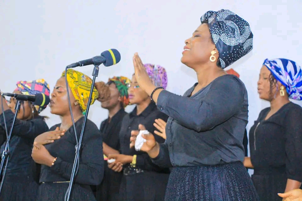 Gospel : 1ère éd. de la Soirée d'adoration et louange au C.E Parole du ...