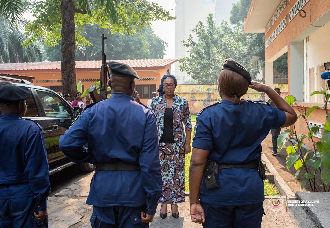 Remise et reprise au Ministère de la culture : Ministre Yolande Elebe ...